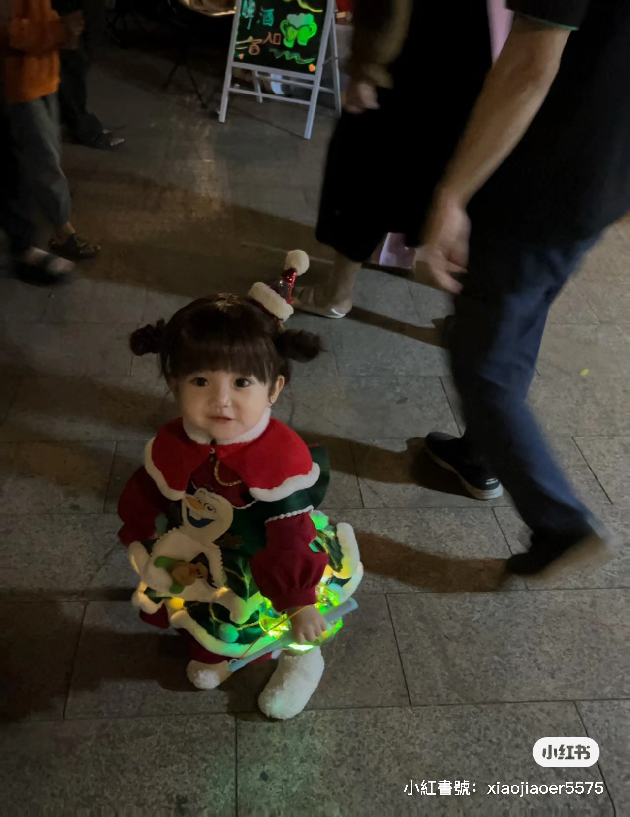 圣诞节就这样扮 ️超萌女娃「毛茸茸雪人圣诞装」可爱爆红 -6park.com