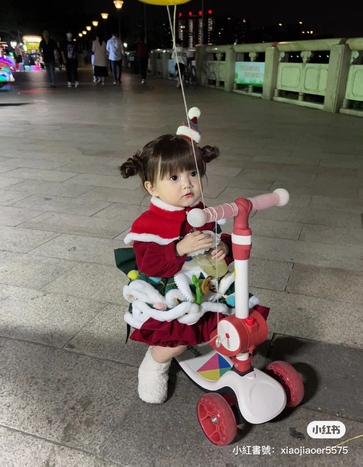 圣诞节就这样扮 ️超萌女娃「毛茸茸雪人圣诞装」可爱爆红 -6park.com