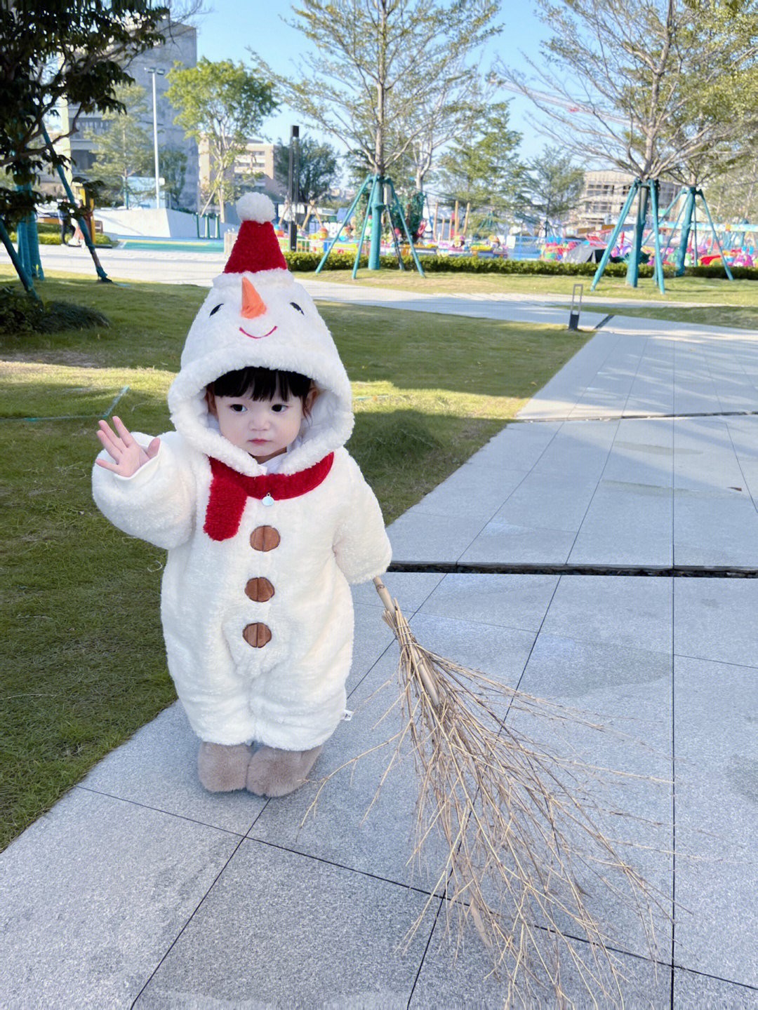 圣诞节就这样扮 ️超萌女娃「毛茸茸雪人圣诞装」可爱爆红 -6park.com